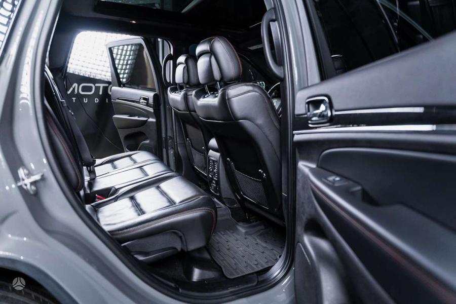 Grey Jeep Grand Cherokee 2021 in Vilnius, with an engine capacity of 5.65 L and mileage of 74 thousand km for 25900 €, photo 31 on AUTOMOTO.COM.LV