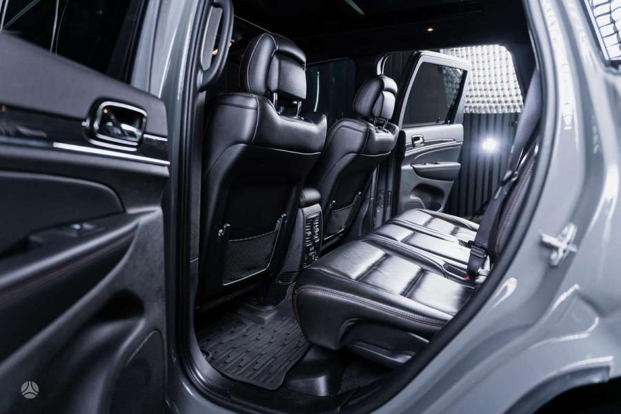 Grey Jeep Grand Cherokee 2021 in Vilnius, with an engine capacity of 5.65 L and mileage of 74 thousand km for 25900 €, photo 33 on AUTOMOTO.COM.LV