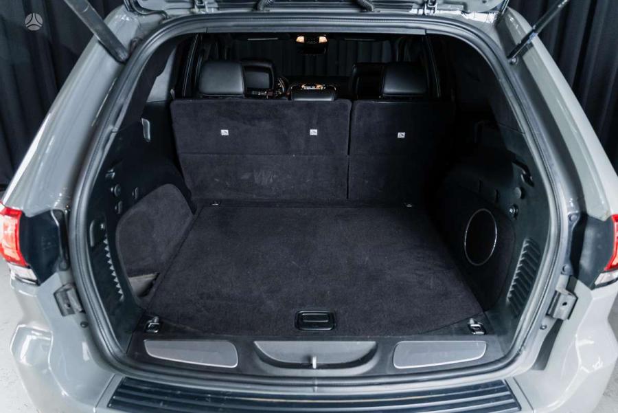 Grey Jeep Grand Cherokee 2021 in Vilnius, with an engine capacity of 5.65 L and mileage of 74 thousand km for 25900 €, photo 35 on AUTOMOTO.COM.LV