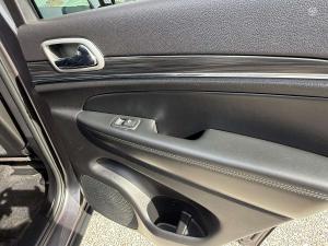 Pelēks Jeep Grand Cherokee 2021 Kretinga, ar dzinēja tilpumu 3.60 L un nobraukumu 83 tūkst. km par 19999 €, foto 38 vietnē AUTOMOTO.COM.LV