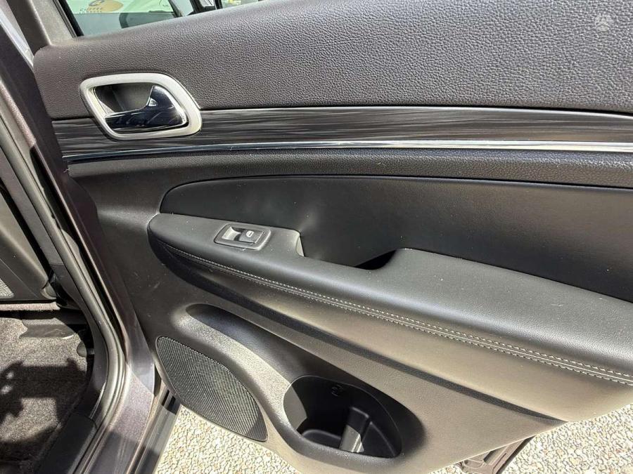 Pelēks Jeep Grand Cherokee 2021 Kretinga, ar dzinēja tilpumu 3.60 L un nobraukumu 83 tūkst. km par 19999 €, foto 38 vietnē AUTOMOTO.COM.LV