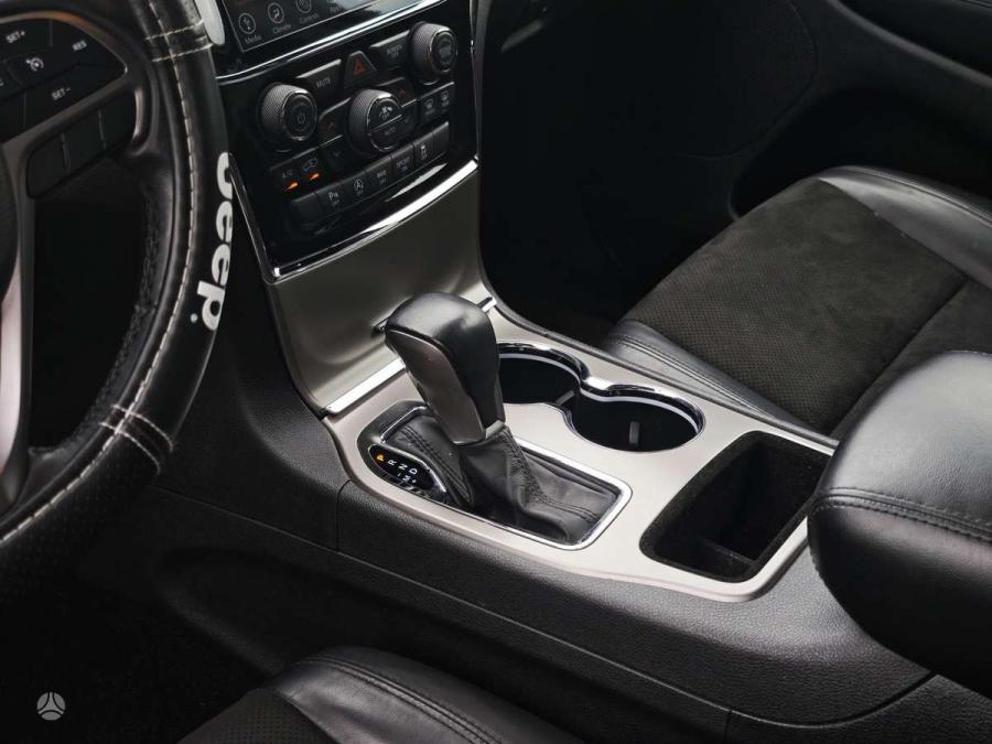 Grey Jeep Grand Cherokee 2021 in Vilnius, with an engine capacity of 3.60 L and mileage of 69 thousand km for 24000 €, photo 13 on AUTOMOTO.COM.LV