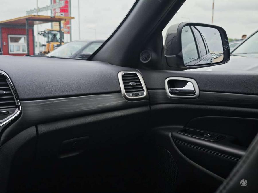Grey Jeep Grand Cherokee 2021 in Vilnius, with an engine capacity of 3.60 L and mileage of 69 thousand km for 24000 €, photo 17 on AUTOMOTO.COM.LV