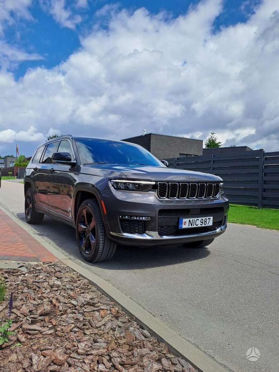 Pelēks Jeep Grand Cherokee 2021 Viļņa, ar dzinēja tilpumu 3.60 L un nobraukumu 90 tūkst. km par 30800 €, foto 1 vietnē AUTOMOTO.COM.LV