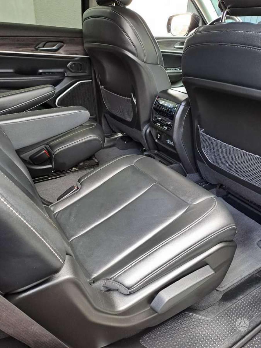 Pelēks Jeep Grand Cherokee 2021 Viļņa, ar dzinēja tilpumu 3.60 L un nobraukumu 90 tūkst. km par 30800 €, foto 12 vietnē AUTOMOTO.COM.LV