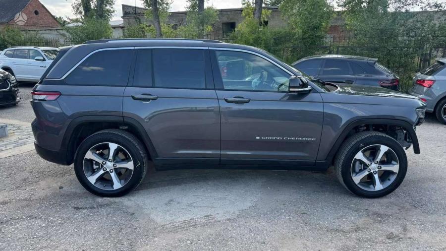 Pelēks Jeep Grand Cherokee 2022 Ukmergė, ar dzinēja tilpumu 2.00 L un nobraukumu 67 tūkst. km par 18499 €, foto 3 vietnē AUTOMOTO.COM.LV