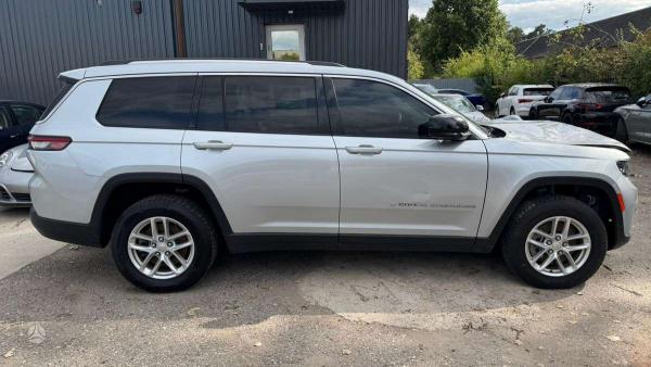 Jeep Grand Cherokee 2022 in Ukmerge on AUTOMOTO.COM.LV Grey Jeep Grand Cherokee 2022 in Ukmerge, with an engine capacity of 3.60 L and mileage of 50 thousand km for 16999 €, photo 5 on AUTOMOTO.COM.LV