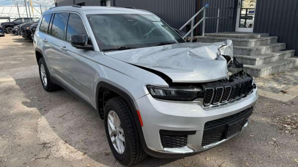 Jeep Grand Cherokee 2022 in Ukmerge on AUTOMOTO.COM.LV Grey Jeep Grand Cherokee 2022 in Ukmerge, with an engine capacity of 3.60 L and mileage of 50 thousand km for 16999 €, photo 6 on AUTOMOTO.COM.LV