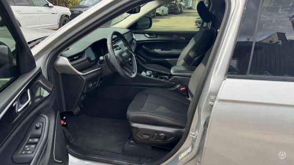 Jeep Grand Cherokee 2022 in Ukmerge on AUTOMOTO.COM.LV Grey Jeep Grand Cherokee 2022 in Ukmerge, with an engine capacity of 3.60 L and mileage of 50 thousand km for 16999 €, photo 10 on AUTOMOTO.COM.LV