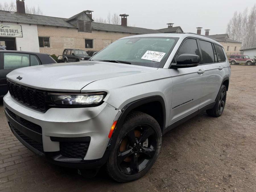 Grey Jeep Grand Cherokee 2023 in Utena, with an engine capacity of 3.60 L and mileage of 37 thousand km for 22900 €, photo 1 on AUTOMOTO.COM.LV