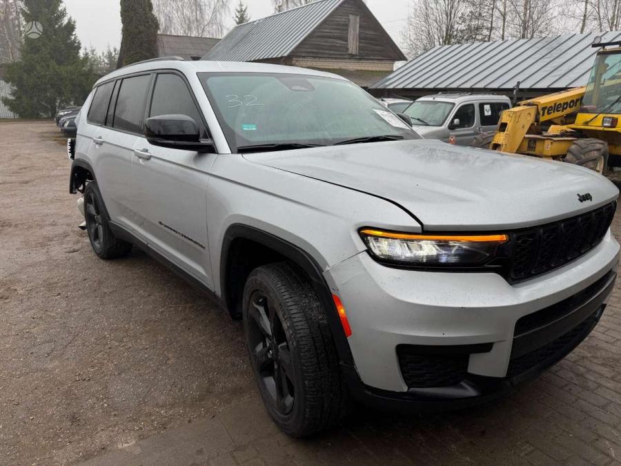 Grey Jeep Grand Cherokee 2023 in Utena, with an engine capacity of 3.60 L and mileage of 37 thousand km for 22900 €, photo 2 on AUTOMOTO.COM.LV
