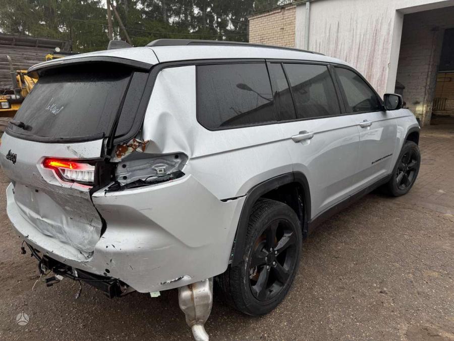 Grey Jeep Grand Cherokee 2023 in Utena, with an engine capacity of 3.60 L and mileage of 37 thousand km for 22900 €, photo 3 on AUTOMOTO.COM.LV