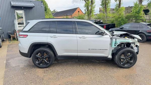 Grey Jeep Grand Cherokee 2023 in Ukmerge, with an engine capacity of 3.60 L and mileage of 61 thousand km for 16990 €, photo 4 on AUTOMOTO.COM.LV