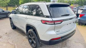 Grey Jeep Grand Cherokee 2023 in Ukmerge, with an engine capacity of 3.60 L and mileage of 61 thousand km for 16990 €, photo  on AUTOMOTO.COM.LV