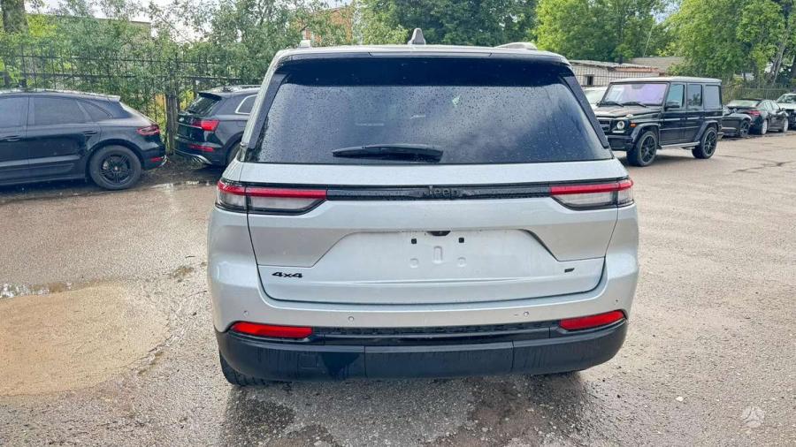 Grey Jeep Grand Cherokee 2023 in Ukmerge, with an engine capacity of 3.60 L and mileage of 61 thousand km for 16990 €, photo 3 on AUTOMOTO.COM.LV