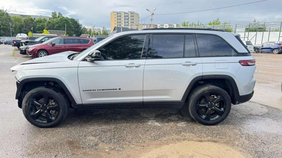 Grey Jeep Grand Cherokee 2023 in Ukmerge, with an engine capacity of 3.60 L and mileage of 61 thousand km for 16990 €, photo 11 on AUTOMOTO.COM.LV