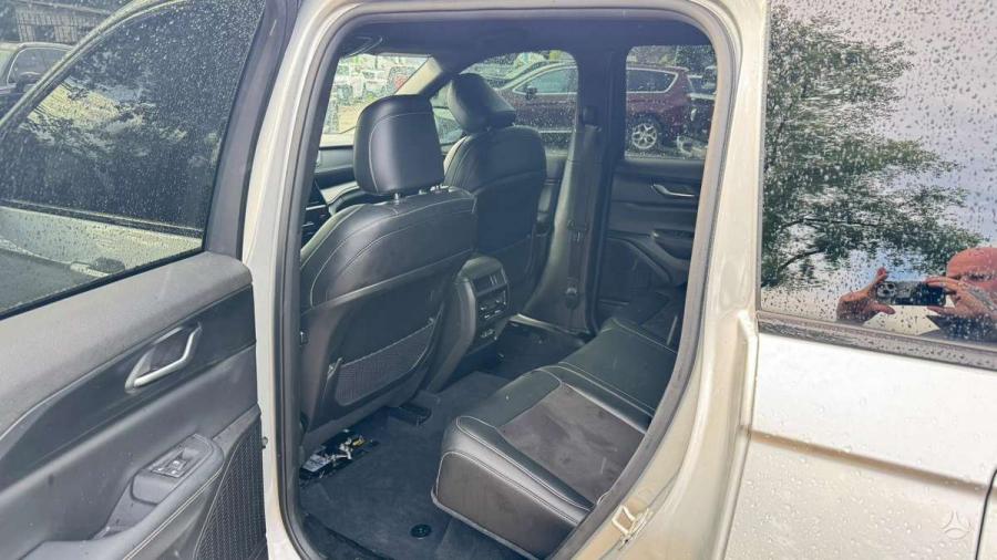 Grey Jeep Grand Cherokee 2023 in Ukmerge, with an engine capacity of 3.60 L and mileage of 61 thousand km for 16990 €, photo 16 on AUTOMOTO.COM.LV