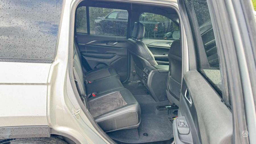 Grey Jeep Grand Cherokee 2023 in Ukmerge, with an engine capacity of 3.60 L and mileage of 61 thousand km for 16990 €, photo 18 on AUTOMOTO.COM.LV
