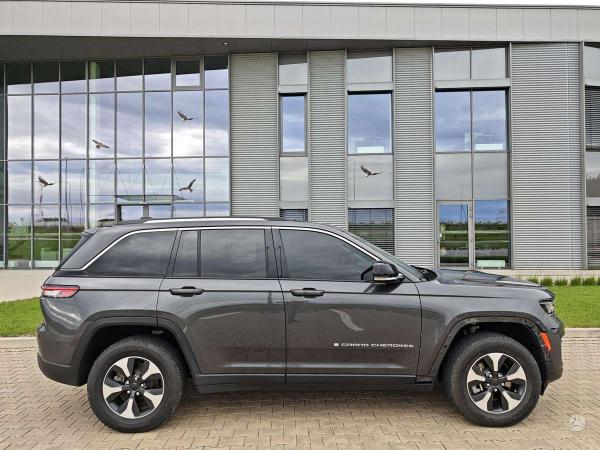 Grey Jeep Grand Cherokee 2023 in Siauliai, with an engine capacity of 2.00 L and mileage of 91 thousand km for 27900 €, photo 4 on AUTOMOTO.COM.LV