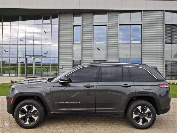 Grey Jeep Grand Cherokee 2023 in Siauliai, with an engine capacity of 2.00 L and mileage of 91 thousand km for 27900 €, photo 8 on AUTOMOTO.COM.LV
