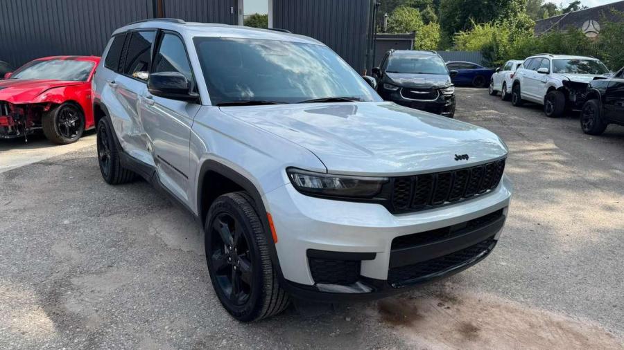 Grey Jeep Grand Cherokee 2023 in Ukmerge, with an engine capacity of 3.60 L and mileage of 51 thousand km for 20999 €, photo 3 on AUTOMOTO.COM.LV