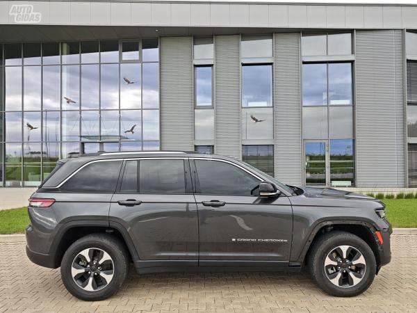 Grey Jeep Grand Cherokee 2023 in Siauliai, with an engine capacity of 2.00 L and mileage of 91 thousand km for 27700 €, photo 4 on AUTOMOTO.COM.LV