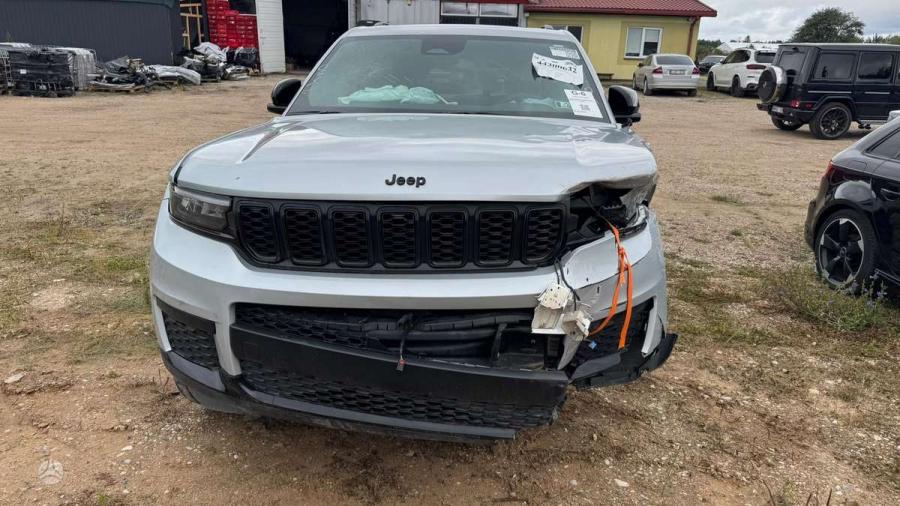 Pelēks Jeep Grand Cherokee 2023 Ukmergė, ar dzinēja tilpumu 3.60 L un nobraukumu 57 tūkst. km par 13999 €, foto 3 vietnē AUTOMOTO.COM.LV