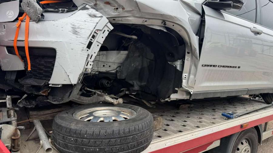 Pelēks Jeep Grand Cherokee 2023 Ukmergė, ar dzinēja tilpumu 3.60 L un nobraukumu 57 tūkst. km par 13999 €, foto 17 vietnē AUTOMOTO.COM.LV