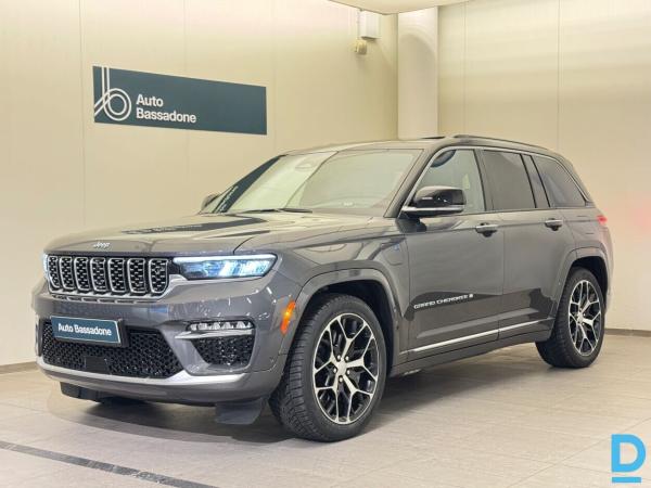 Pelēks Jeep Grand Cherokee 2025 Rīga, ar dzinēja tilpumu 2.00 L un nobraukumu 5 tūkst. km par 70990 €, foto 1 vietnē AUTOMOTO.COM.LV
