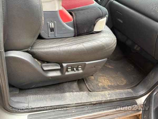 Pelēks Jeep Grand Cherokee 2002 Elva, ar dzinēja tilpumu 2.70 L un nobraukumu 390 tūkst. km par 4575 €, foto 10 vietnē AUTOMOTO.COM.LV