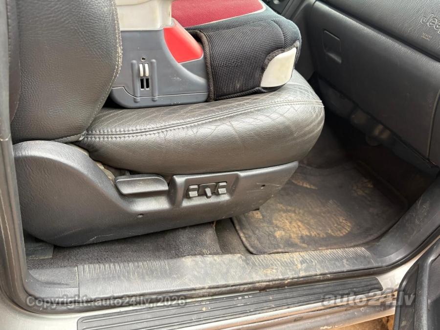 Pelēks Jeep Grand Cherokee 2002 Elva, ar dzinēja tilpumu 2.70 L un nobraukumu 390 tūkst. km par 4575 €, foto 11 vietnē AUTOMOTO.COM.LV