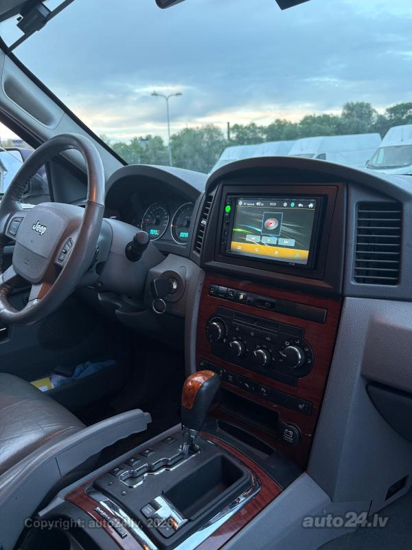 Grey Jeep Grand Cherokee 2007 in Tartu, with an engine capacity of 5.70 L and mileage of 230 thousand km for 3900 €, photo 9 on AUTOMOTO.COM.LV
