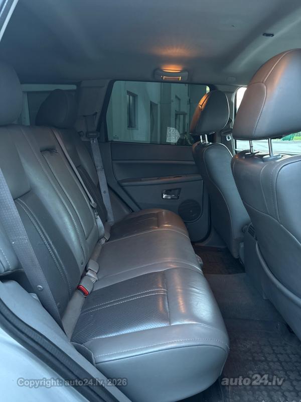 Grey Jeep Grand Cherokee 2007 in Tartu, with an engine capacity of 5.70 L and mileage of 230 thousand km for 3900 €, photo 10 on AUTOMOTO.COM.LV