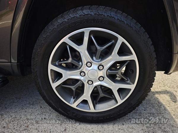 Jeep Grand Cherokee 2019 Tallina vietnē Pelēks Jeep Grand Cherokee 2019 Tallina, ar dzinēja tilpumu 3.00 L un nobraukumu 161 tūkst. km par 26500 €, foto 10 vietnē AUTOMOTO.COM.LV