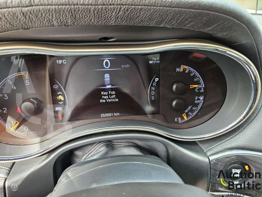 Jeep Grand Cherokee 2016 in Klaipeda, with an engine capacity of 2.99 L and mileage of 253 thousand km for 8000 €, photo 10 on AUTOMOTO.COM.LV