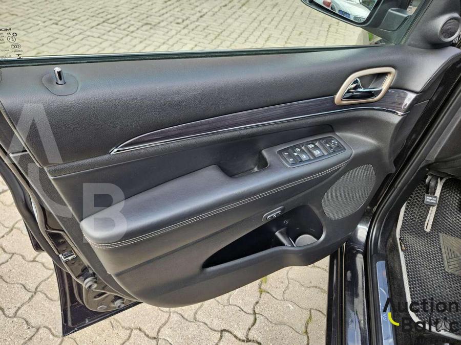 Jeep Grand Cherokee 2016 in Klaipeda, with an engine capacity of 2.99 L and mileage of 253 thousand km for 8000 €, photo 22 on AUTOMOTO.COM.LV