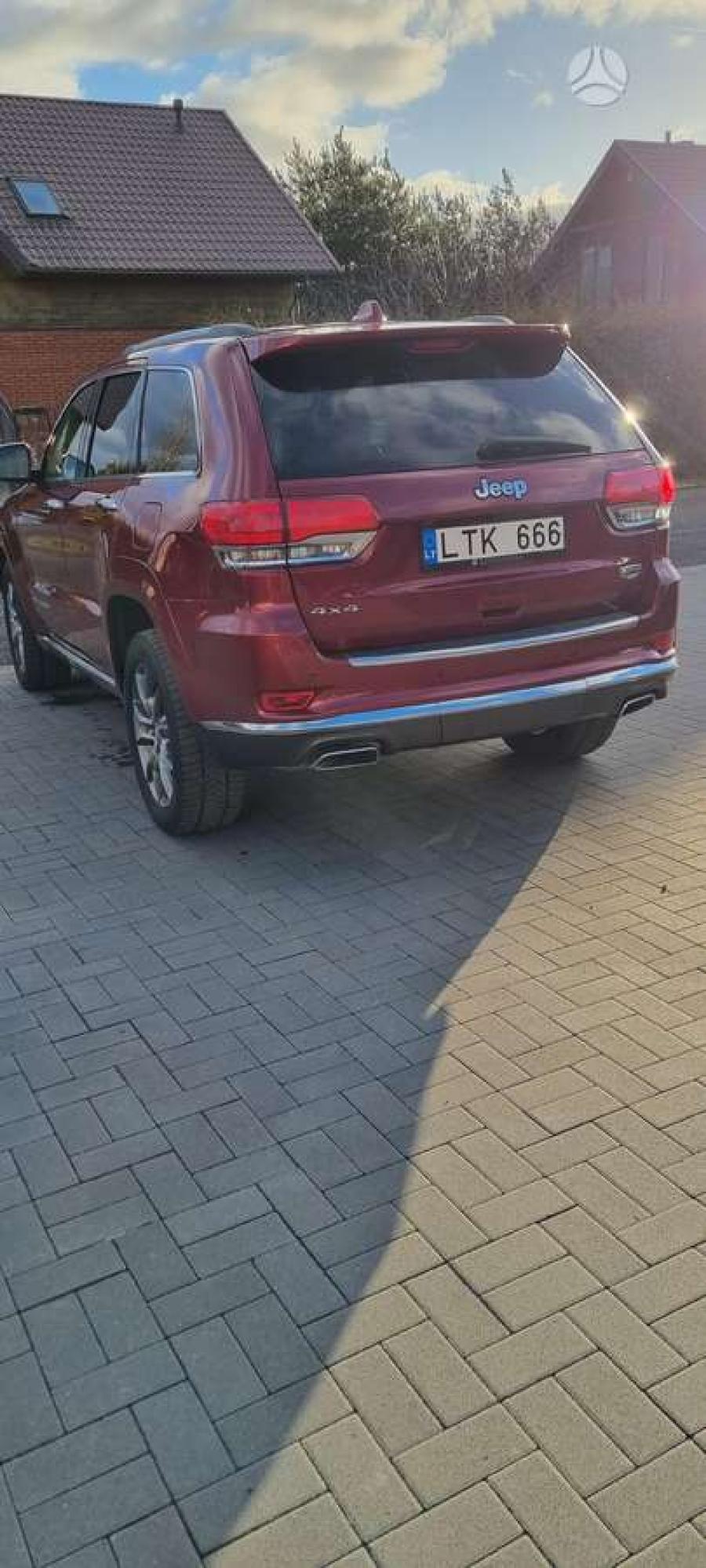 Red Jeep Grand Cherokee 2014 in Kaunas, with an engine capacity of 5.70 L and mileage of 203 thousand km for 14700 €, photo 3 on AUTOMOTO.COM.LV