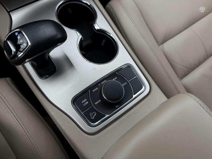 Red Jeep Grand Cherokee 2014 in Vilnius, with an engine capacity of 3.60 L and mileage of 155 thousand km for 13700 €, photo 6 on AUTOMOTO.COM.LV