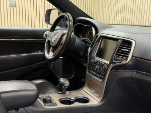 Red Jeep Grand Cherokee 2014 in Marijampole, with an engine capacity of 2.99 L and mileage of 198 thousand km for 12990 €, photo 12 on AUTOMOTO.COM.LV