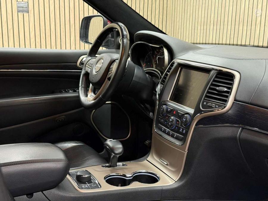 Red Jeep Grand Cherokee 2014 in Marijampole, with an engine capacity of 2.99 L and mileage of 198 thousand km for 12990 €, photo 12 on AUTOMOTO.COM.LV