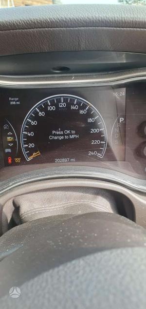 Red Jeep Grand Cherokee 2014 in Vilnius, with an engine capacity of 2.99 L and mileage of 203 thousand km for 6100 €, photo 6 on AUTOMOTO.COM.LV