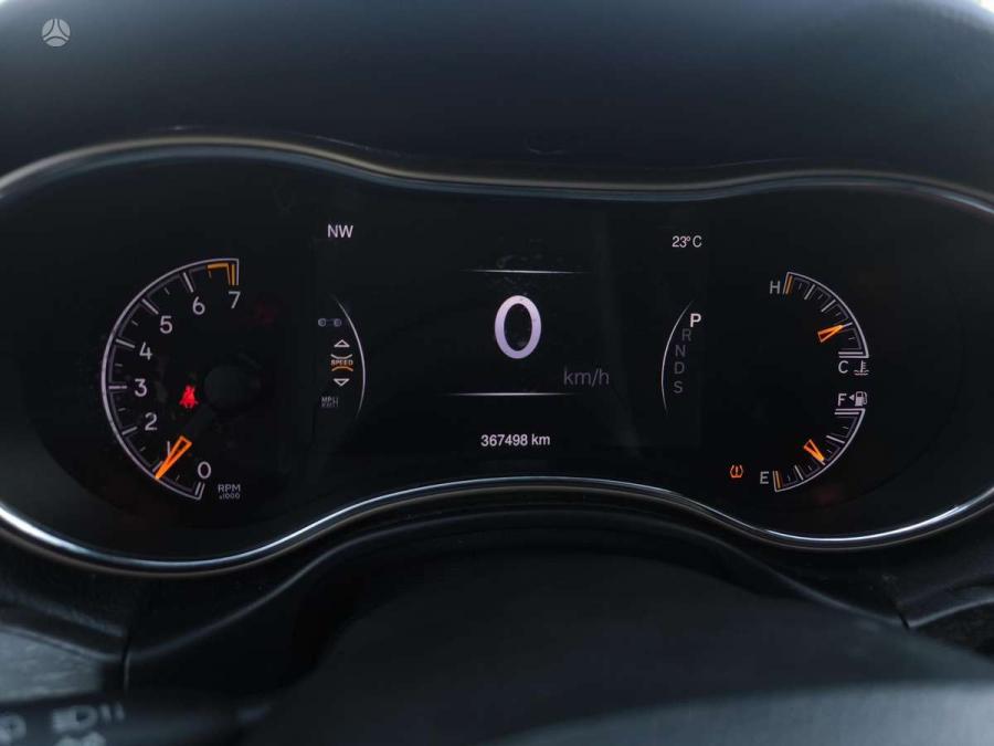 Red Jeep Grand Cherokee 2015 in Siauliai, with an engine capacity of 3.60 L and mileage of 368 thousand km for 5600 €, photo 9 on AUTOMOTO.COM.LV