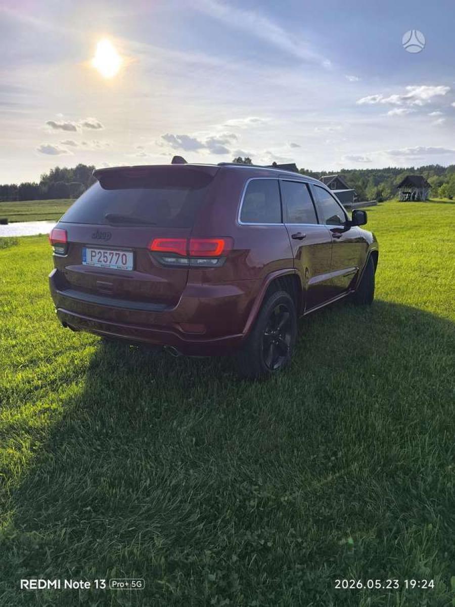Red Jeep Grand Cherokee 2015 in Vilnius, with an engine capacity of 3.60 L and mileage of 192 thousand km for 14050 €, photo 3 on AUTOMOTO.COM.LV