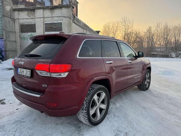 Red Jeep Grand Cherokee 2016 in Klaipeda, with an engine capacity of 2.99 L and mileage of 197 thousand km for 14700 €, photo 3 on AUTOMOTO.COM.LV