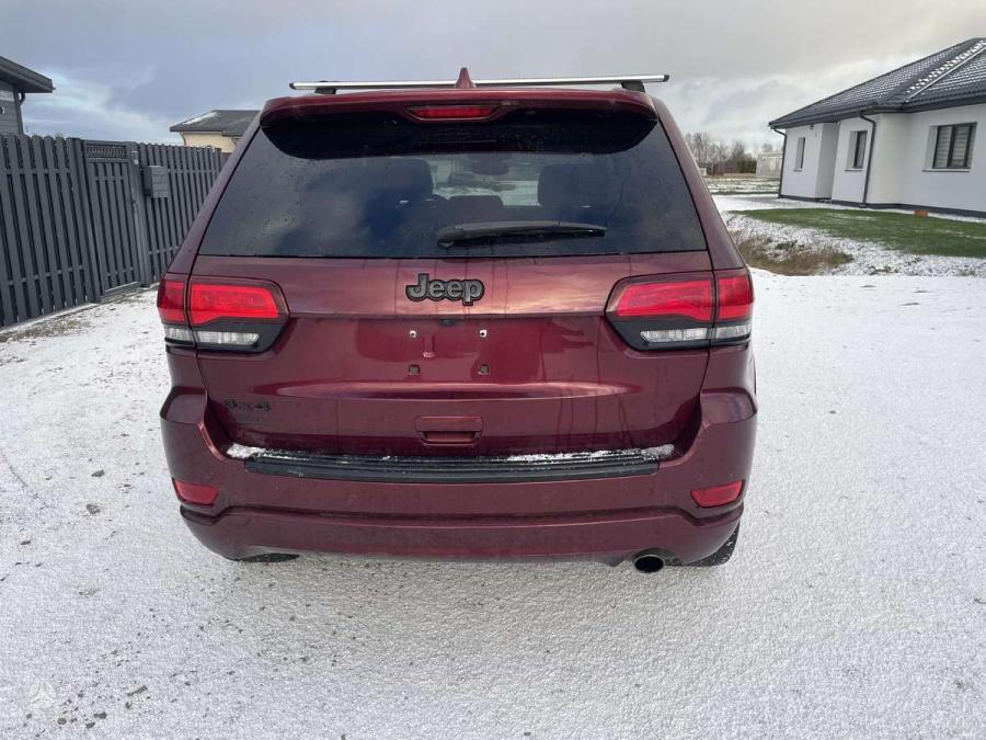 Red Jeep Grand Cherokee 2017 in Siauliai, with an engine capacity of 3.60 L and mileage of 263 thousand km for 10500 €, photo 5 on AUTOMOTO.COM.LV