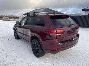 Red Jeep Grand Cherokee 2017 in Siauliai, with an engine capacity of 3.60 L and mileage of 263 thousand km for 10500 €, photo 6 on AUTOMOTO.COM.LV