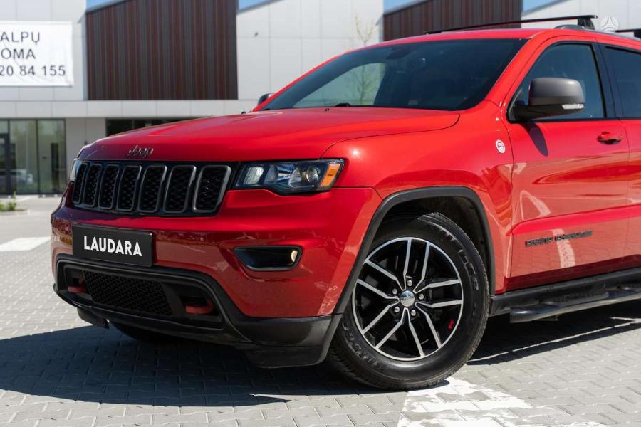Red Jeep Grand Cherokee 2017 in Vilnius, with an engine capacity of 5.65 L and mileage of 130 thousand km for 21500 €, photo 4 on AUTOMOTO.COM.LV