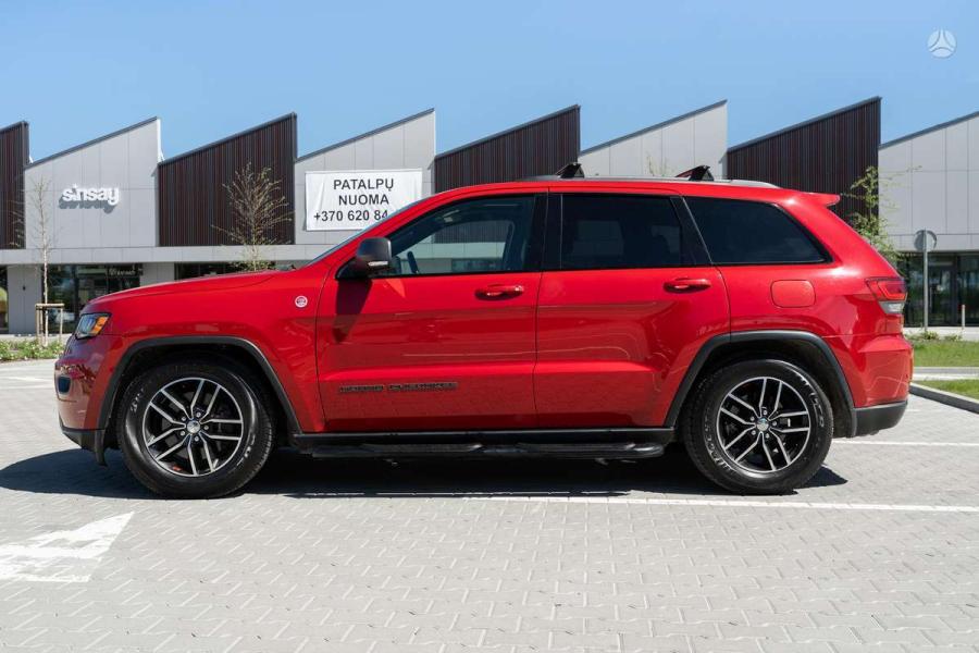 Red Jeep Grand Cherokee 2017 in Vilnius, with an engine capacity of 5.65 L and mileage of 130 thousand km for 21500 €, photo 5 on AUTOMOTO.COM.LV