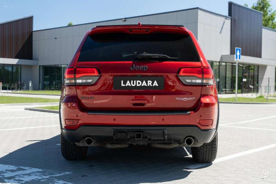 Red Jeep Grand Cherokee 2017 in Vilnius, with an engine capacity of 5.65 L and mileage of 130 thousand km for 21500 €, photo 6 on AUTOMOTO.COM.LV