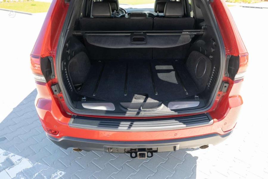 Red Jeep Grand Cherokee 2017 in Vilnius, with an engine capacity of 5.65 L and mileage of 130 thousand km for 21500 €, photo 8 on AUTOMOTO.COM.LV